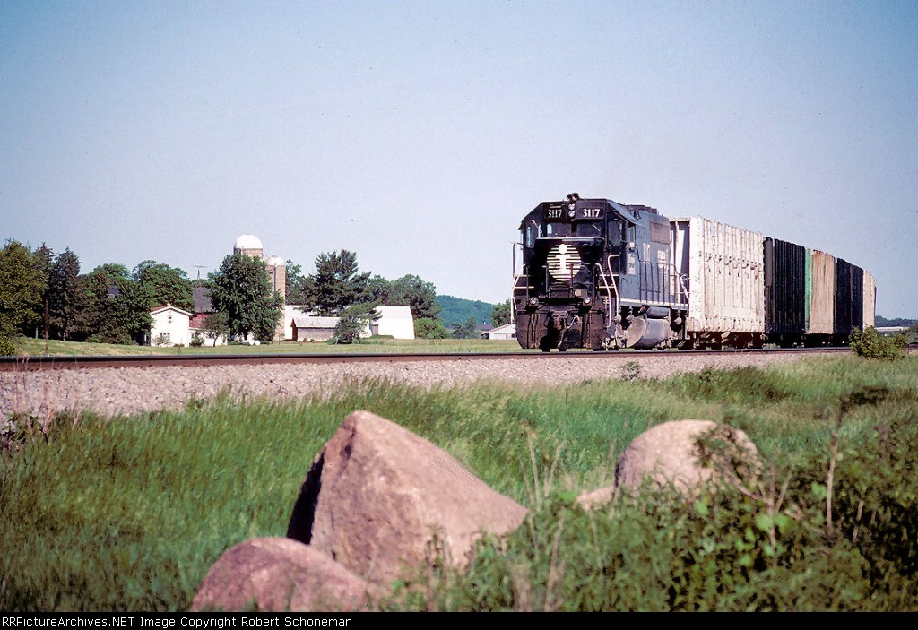 IC 3117 T416 Awaits Core Train and Signal 6-9-07